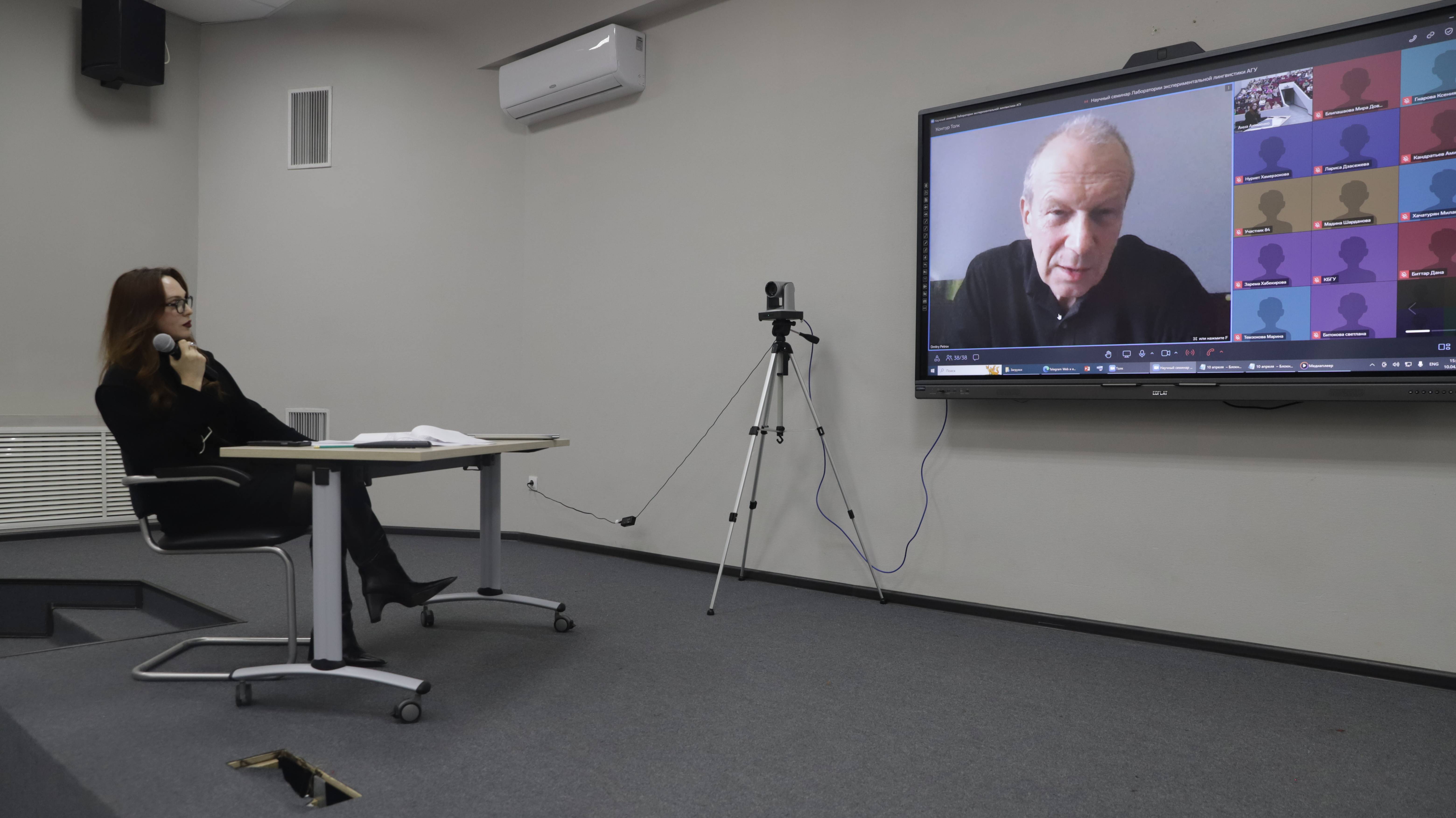 В Лаборатории экспериментальной лингвистики АГУ прошла встреча с полиглотом Дмитрием Петровым