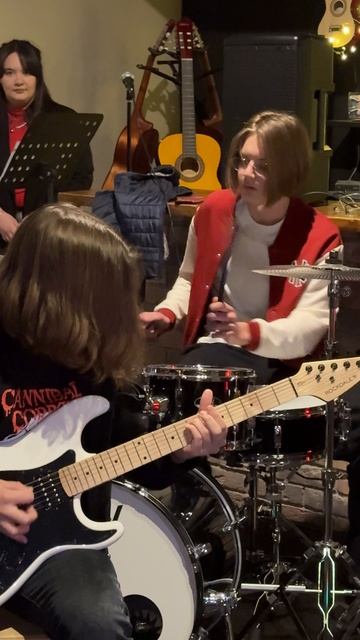 Наши ученики Терехов Вадим и Яцун Алексей с композицией EnterSandman