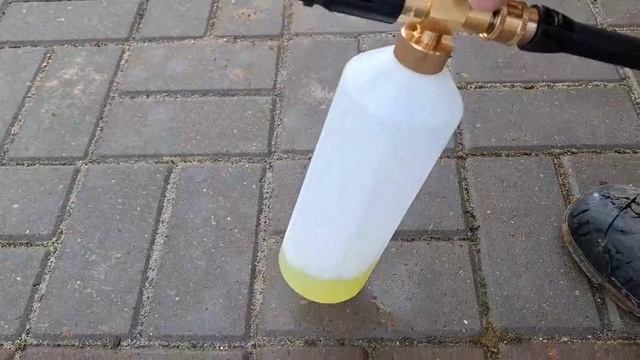 Моим белый автомобиль мойкой HUTER W195-PRO с пенообразователем, автошампунем HUTER. Первый опыт.