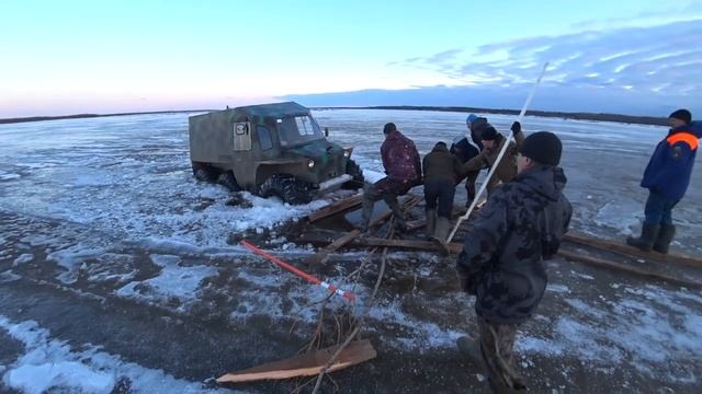 Вездеход провалился на реке перед ледоходом.  Срочная эвакуация.