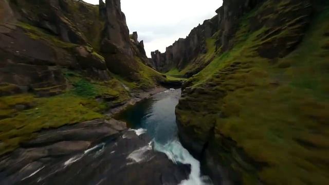 Полет беспилотника FPV через красивый Исландский каньон