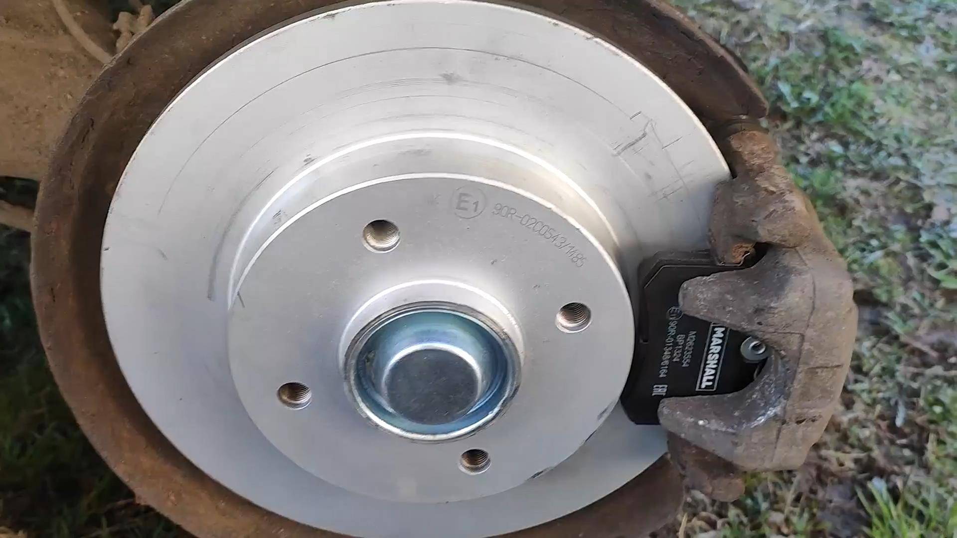 Замена заднего тормозного диска в сборе с подшипником и мишенью ABS и колодок на Ситроен / Пежо