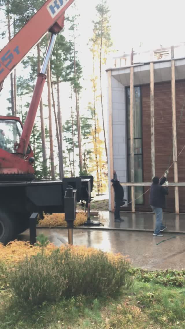 Подъём 10-метрового ЛВЛ-бруса на крышу через окно 1×2 м: напряжённый момент!