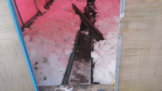 Почему надо класть снег в теплицу. Пока есть снег, надо успеть сделать это.