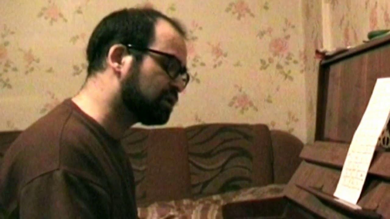 Над окошком месяц, под окошком ветер...