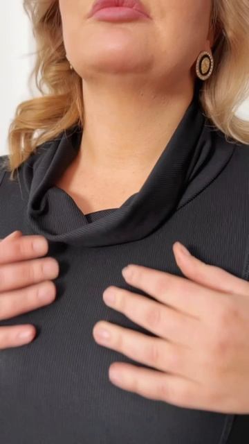 Платье с хомутом с блестящими строчками черное