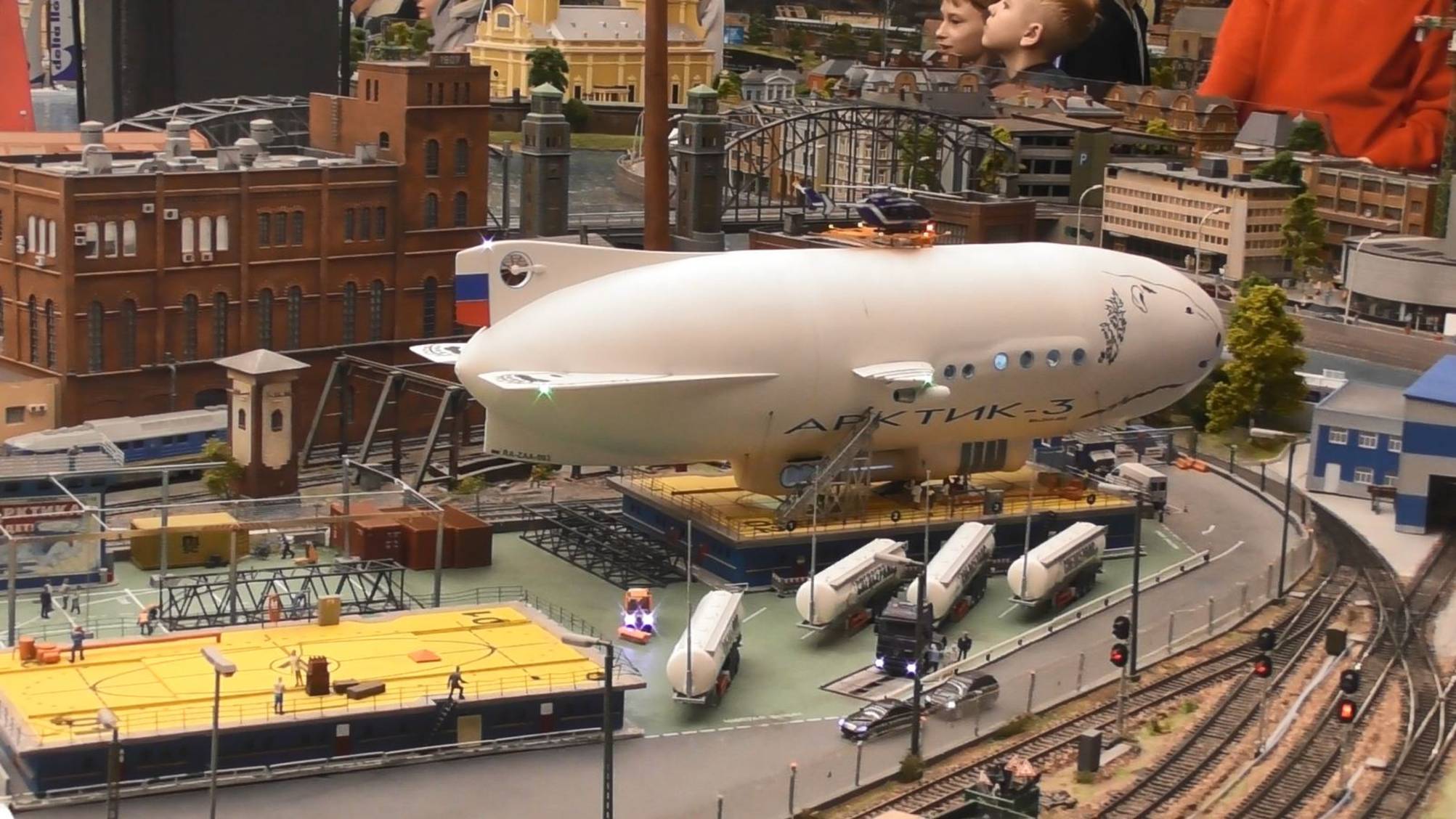 экскурсии в Санкт Петербурге, Гранд Макет,  Дирижабль Арктик-3, грузовой терминал, поезда и корабли