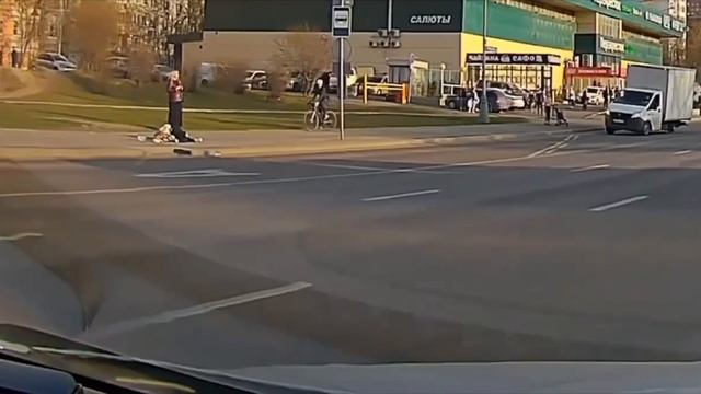 Женщине, идущей по тротуару в Москве, в голову попало колесо..