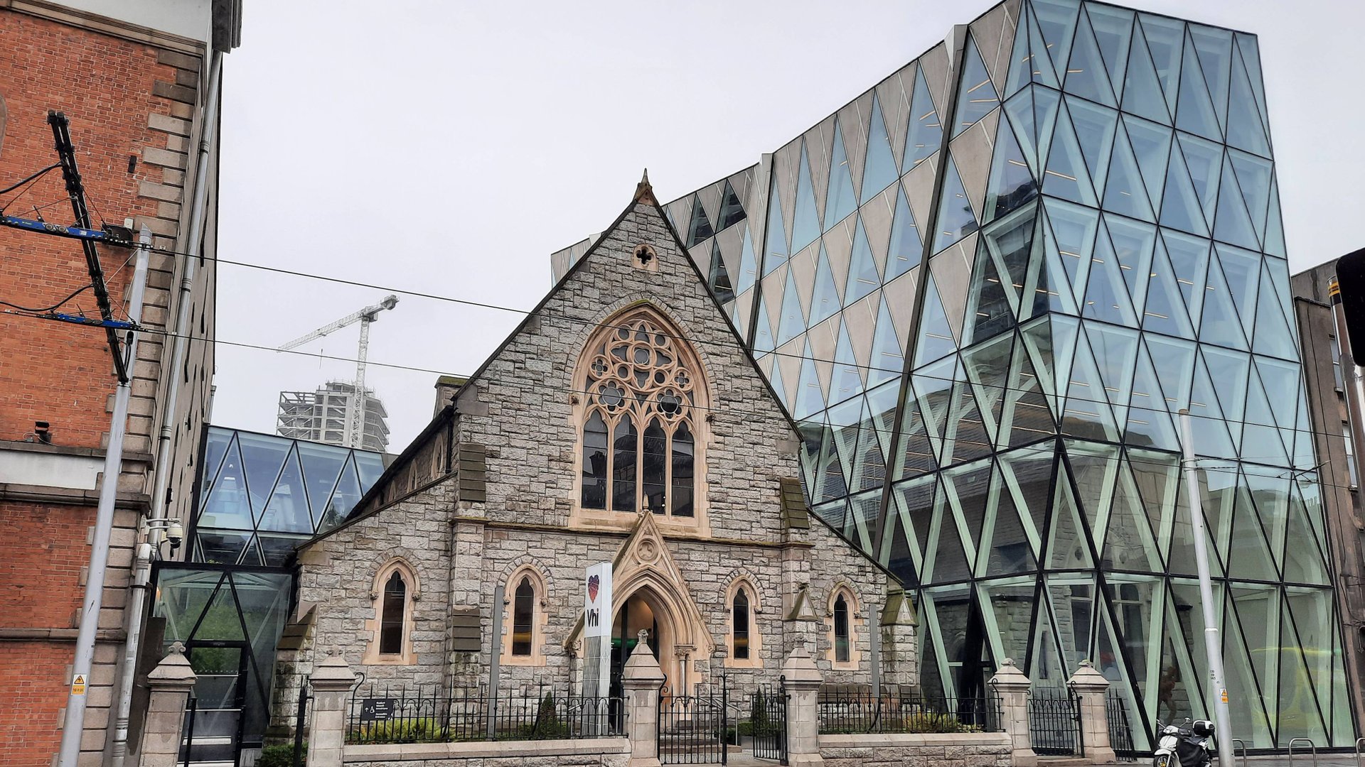 Дублин многоплановый. Дома и домики. Не туристические места города. Военный парад по - ирландски.