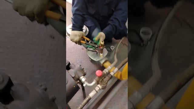 Смонтировали манометр перед горелкой Weishaupt WM-GL