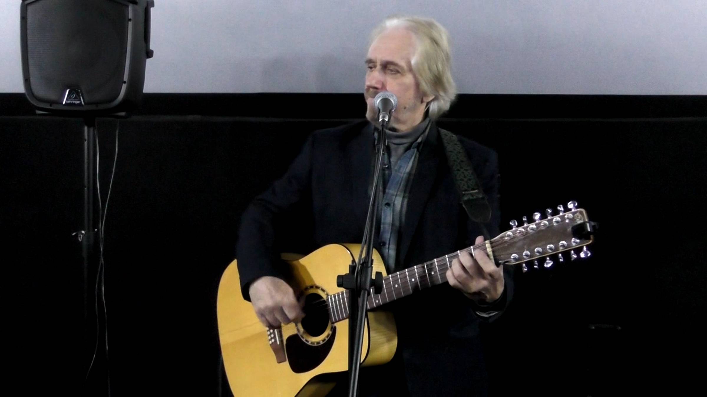 Пять песен после премьеры. Мини-концерт Александра Кибкало в Геленджике