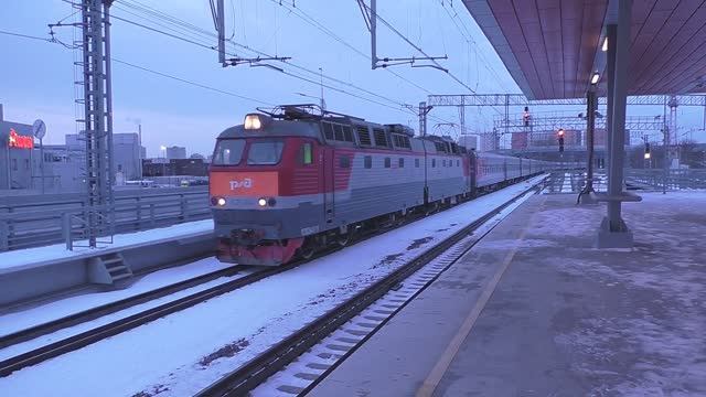 Электровоз ЧС7-244 (ТЧЭ-33) со скорым поездом №142М Курск - Москва.