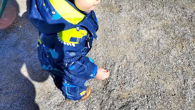 Мирончик гуляет и изучает мир. Малышу 1,3 года.