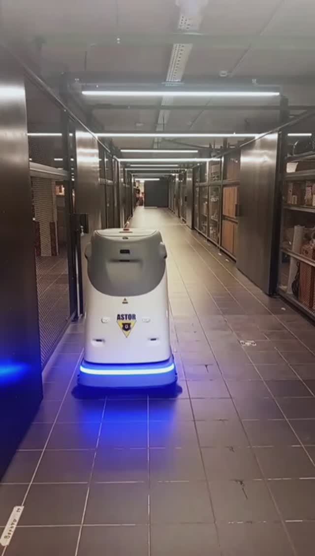 Поставка автономного робота-уборщика ASTOR R1 Fenomen для уборки склада