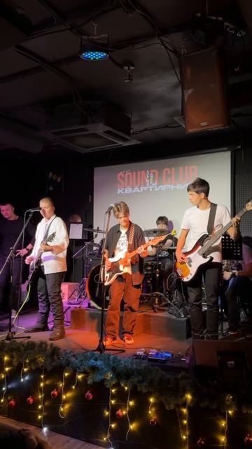 Residents of the hut Seven nation army