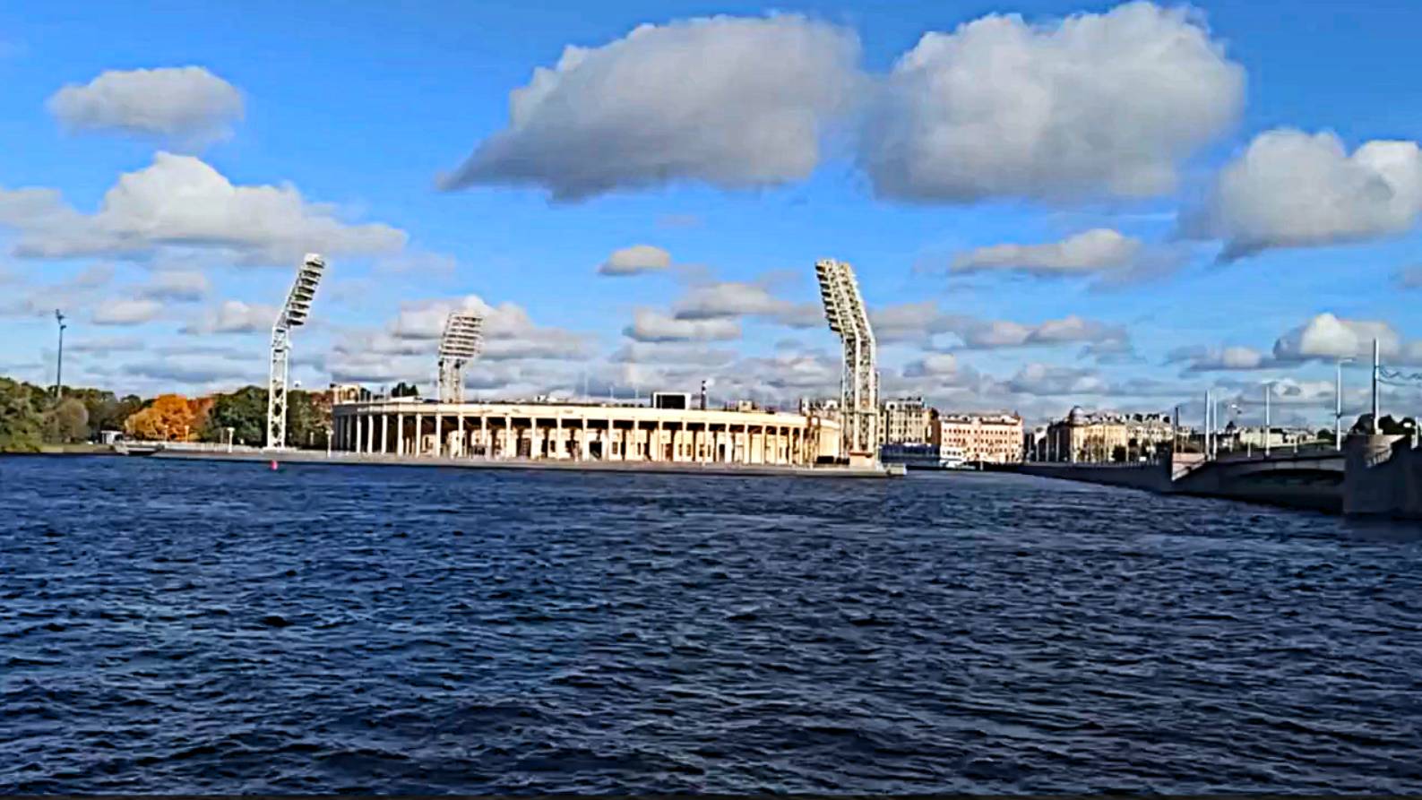 Вид с левого берега Малой Невы в Санкт-Петербурге