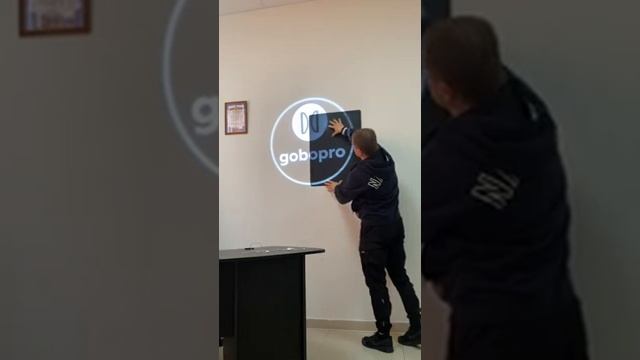 Разница между проекцией на черной белой и чёрной поверхности.