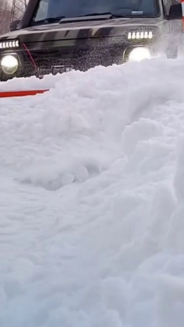 Нива с отвалом от Тульской внедорожной мастерской в замедленной съёмке