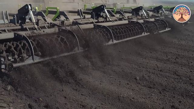 Гибридный трактор Zoomlion DV3354 работает с предпосевным культиватором