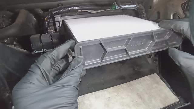 Замена воздушного фильтра салона на Honda Accord