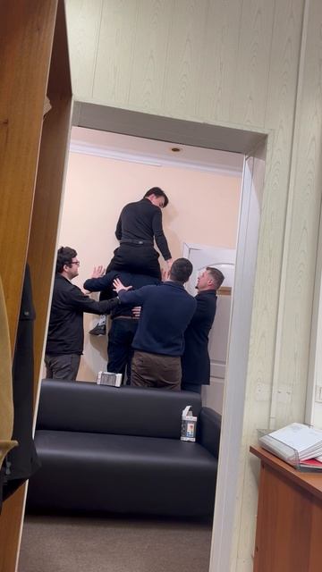 СКОЛЬКО НУЖНО ЮРИСТОВ ЧТОБЫ ЗАКРУТИТЬ ЛАМПОЧКУ?)