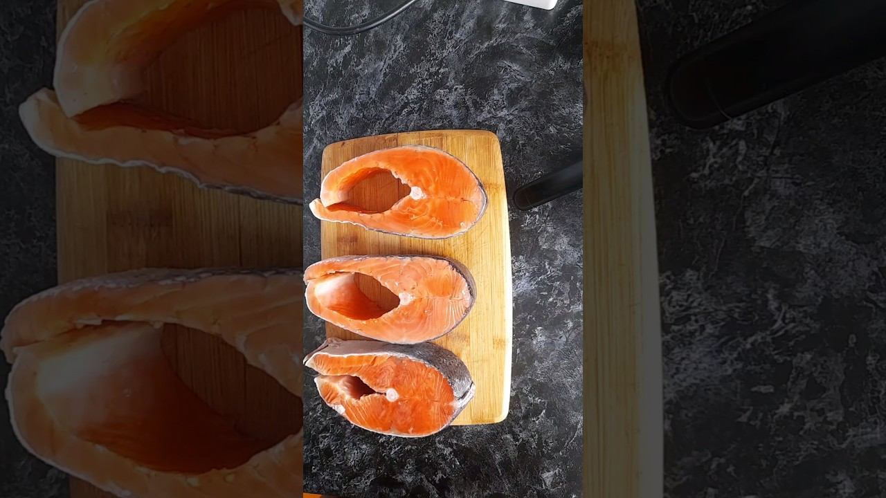 Лосось запеченный в соевым соусе с лимоном и луком