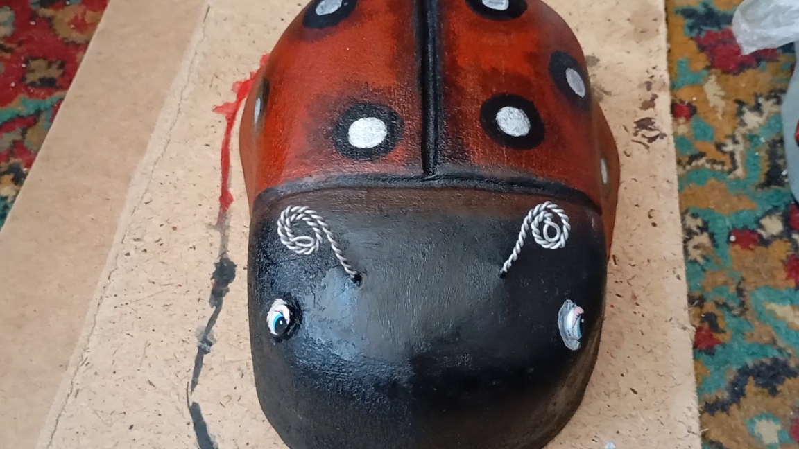 Пенопласт , бетон, божья коровка.