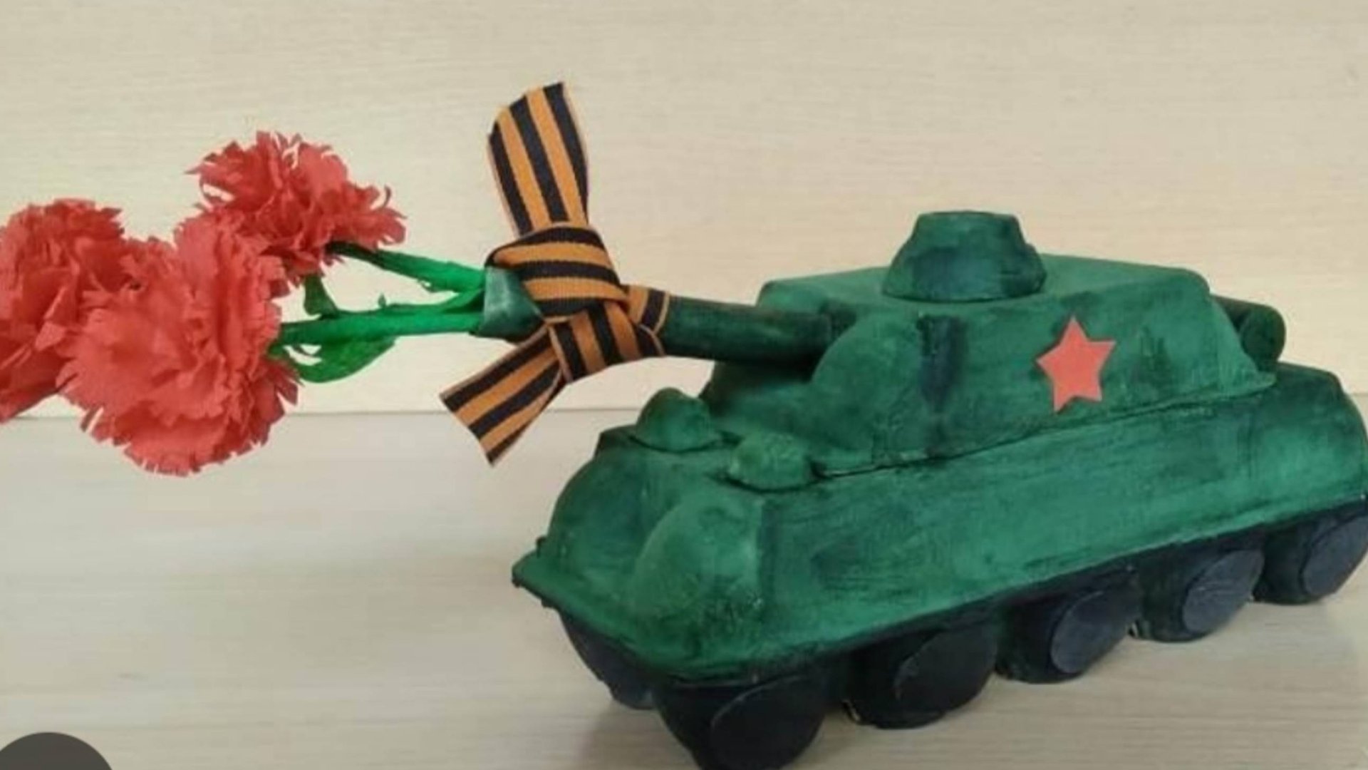 Поделка " Танк"из яичной коробки.