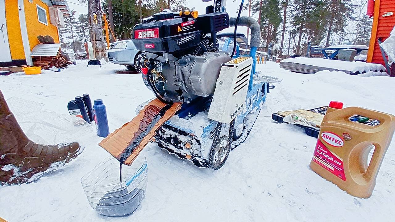 МОТОБУКСИРОВЩИК НЕВА МЕНЯЕМ МАСЛО ПОСЛЕ ОБКАТКИ ДВИГАТЕЛЯ В ДВИГАТЕЛЕ И ПОНИЖАЮЩЕМ РЕДУКТОРЕ