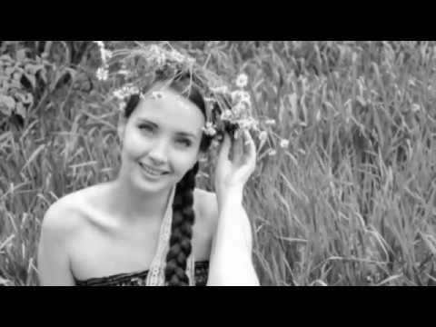 Много девушек в нашей деревне