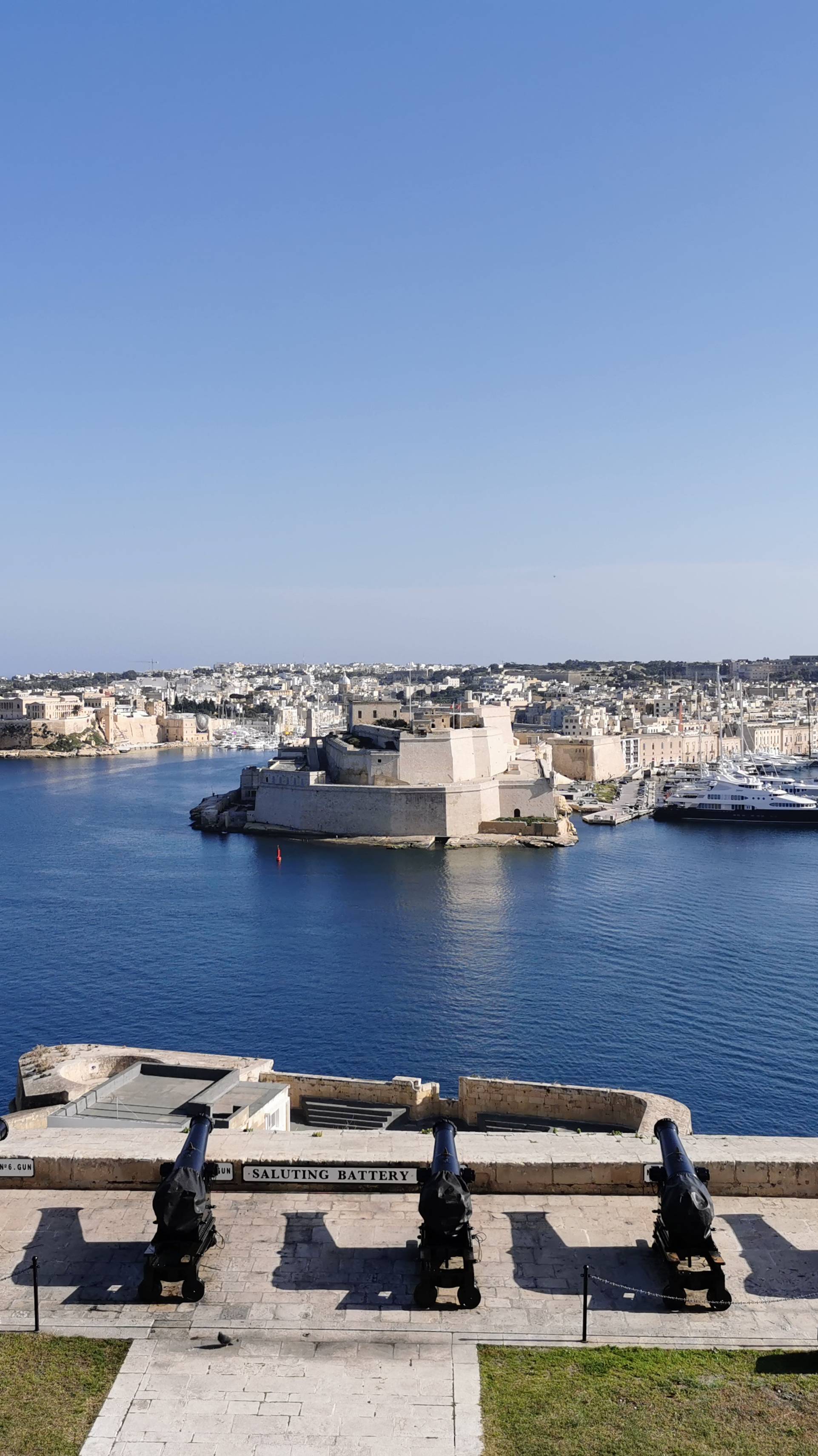 "Салютующая батарея: где пушки стреляют воздушными поцелуями" (Валлетта, Мальта)