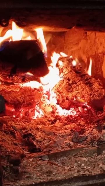 Залипательное видео  #огонь в русской печи, вместо камина #печь #дача
