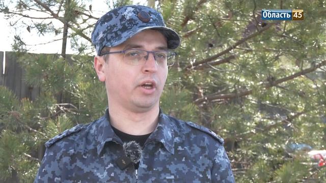 Сотрудник зауральского УФСИН восстанавливает машины для передачи бойцам СВО