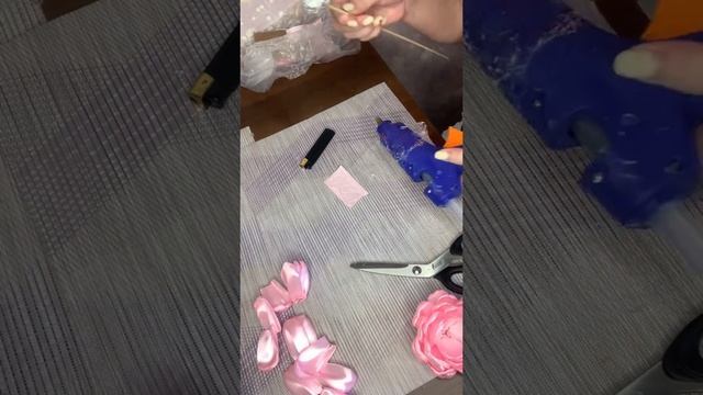 Пион из атласной ленты