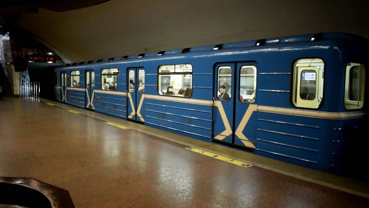 Метропоезд 81-717-0028/0029. Отправление.