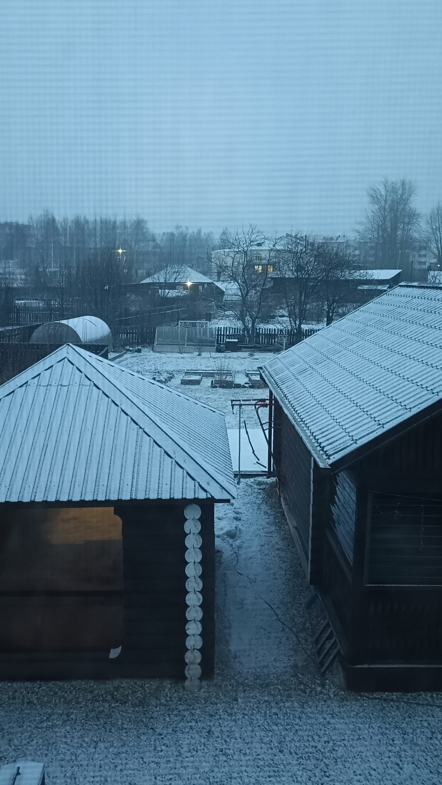 зима не отступает.