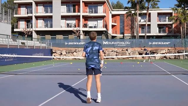 Как использовать ноги при профессиональной подачи в теннисе