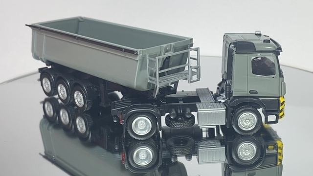 Модель Mercedes Arocs M с полуприцепом-самосвалом