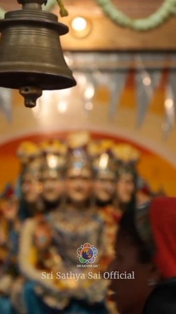 "Вандехам Шарада" -  Даршан Гаятри Маты крупным планом
Прашанти Нилаям