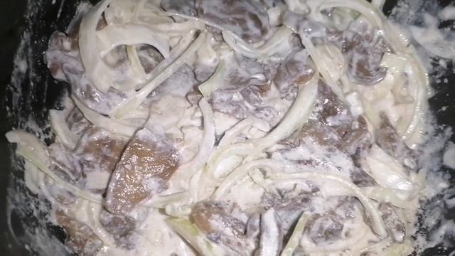 Простой обед_ куриные маринованные бедра без костей на гриль-сковороде со сметанно-грибным соусом