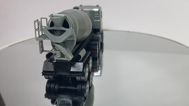 Модель седельного тягача Volvo FH с полуприцепом-миксером