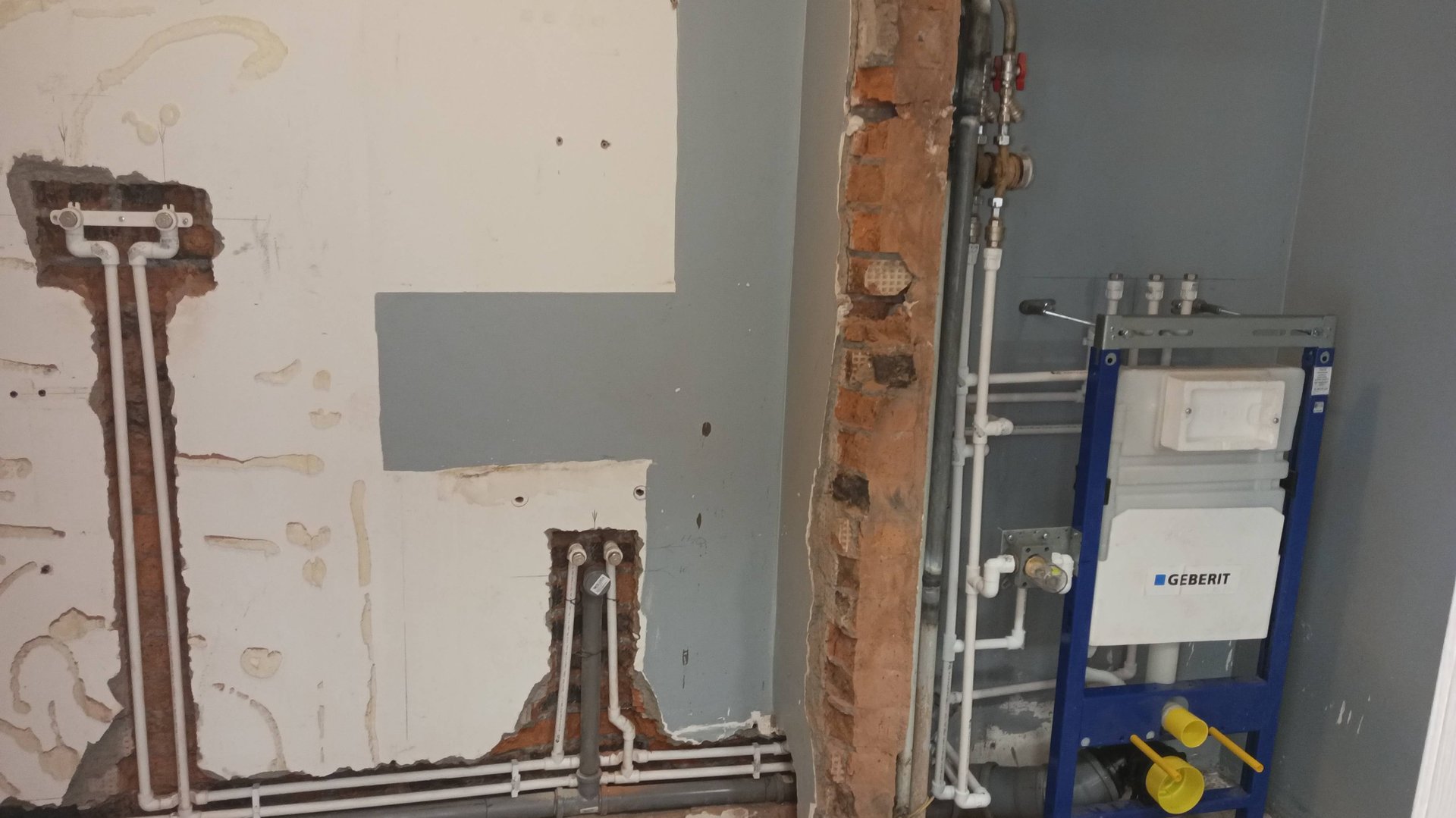 разводка труб водоснабжения и канализации по сан узлу в штрабе