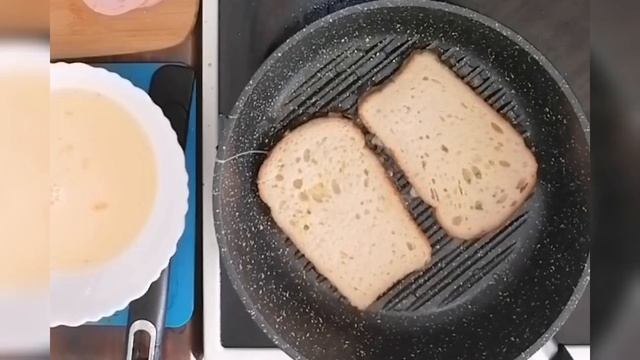 Простой завтрак_ горячие бутерброды с колбасой и сыром. Не успеешь моргнуть, как завтрак уже готов!