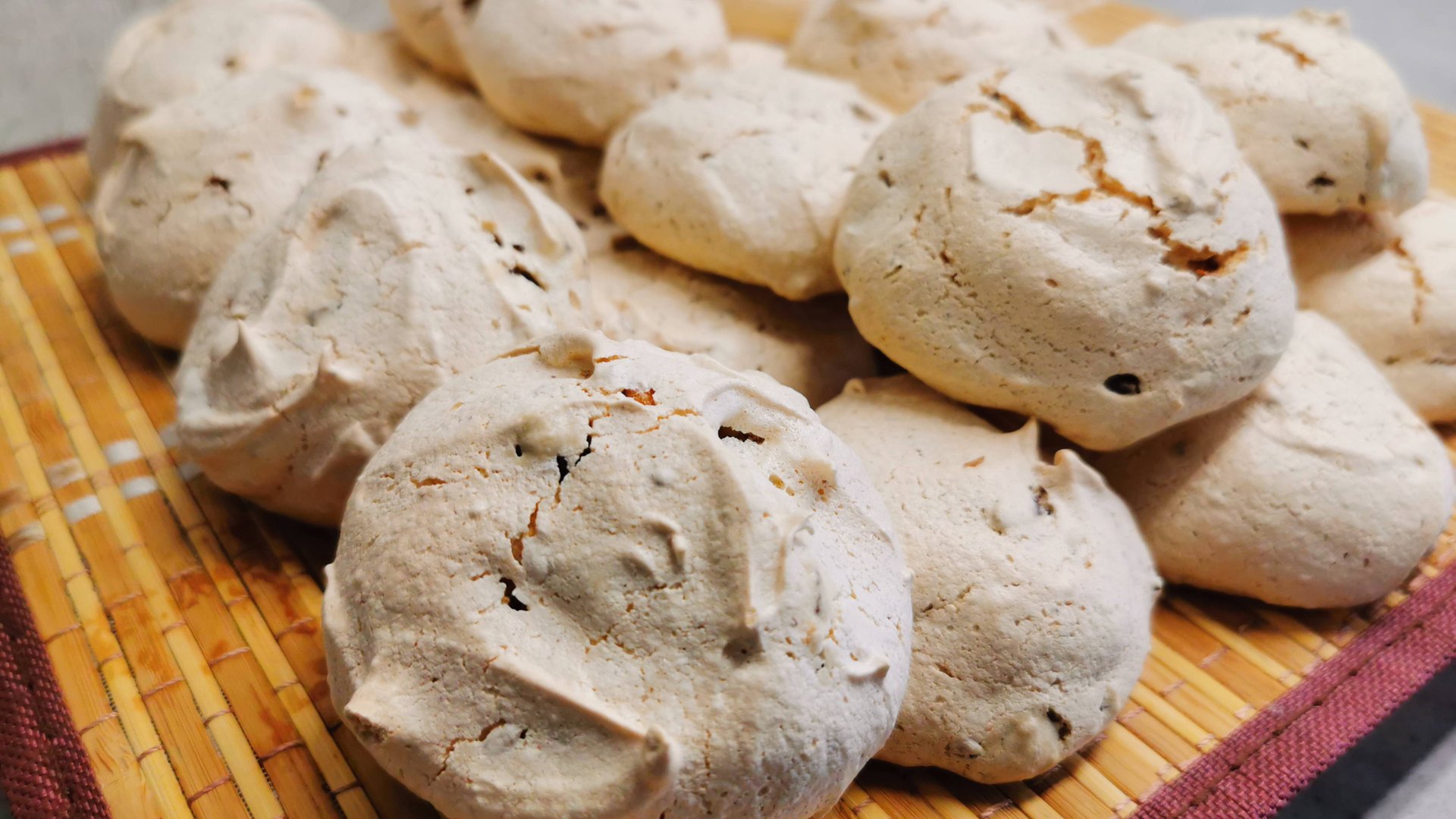 Печенье "Безе" с шоколадом и орехами. Если остались белки и не знаете куда использовать.