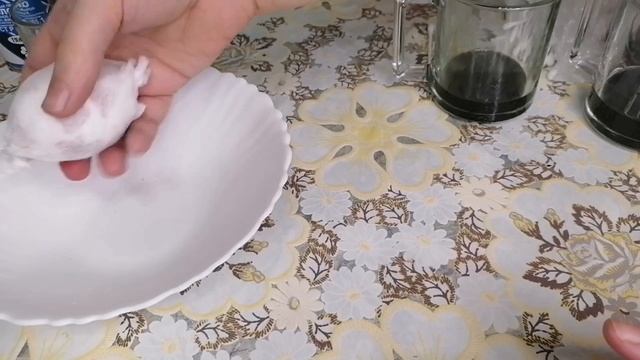 Как сделать яйца неотразимо красочными и мраморными с помощью красок и салфеток.