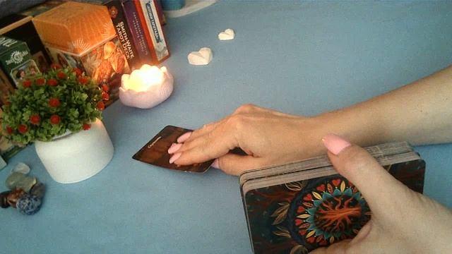 2 варианта-Что он к Вам чувствует? таро расклад