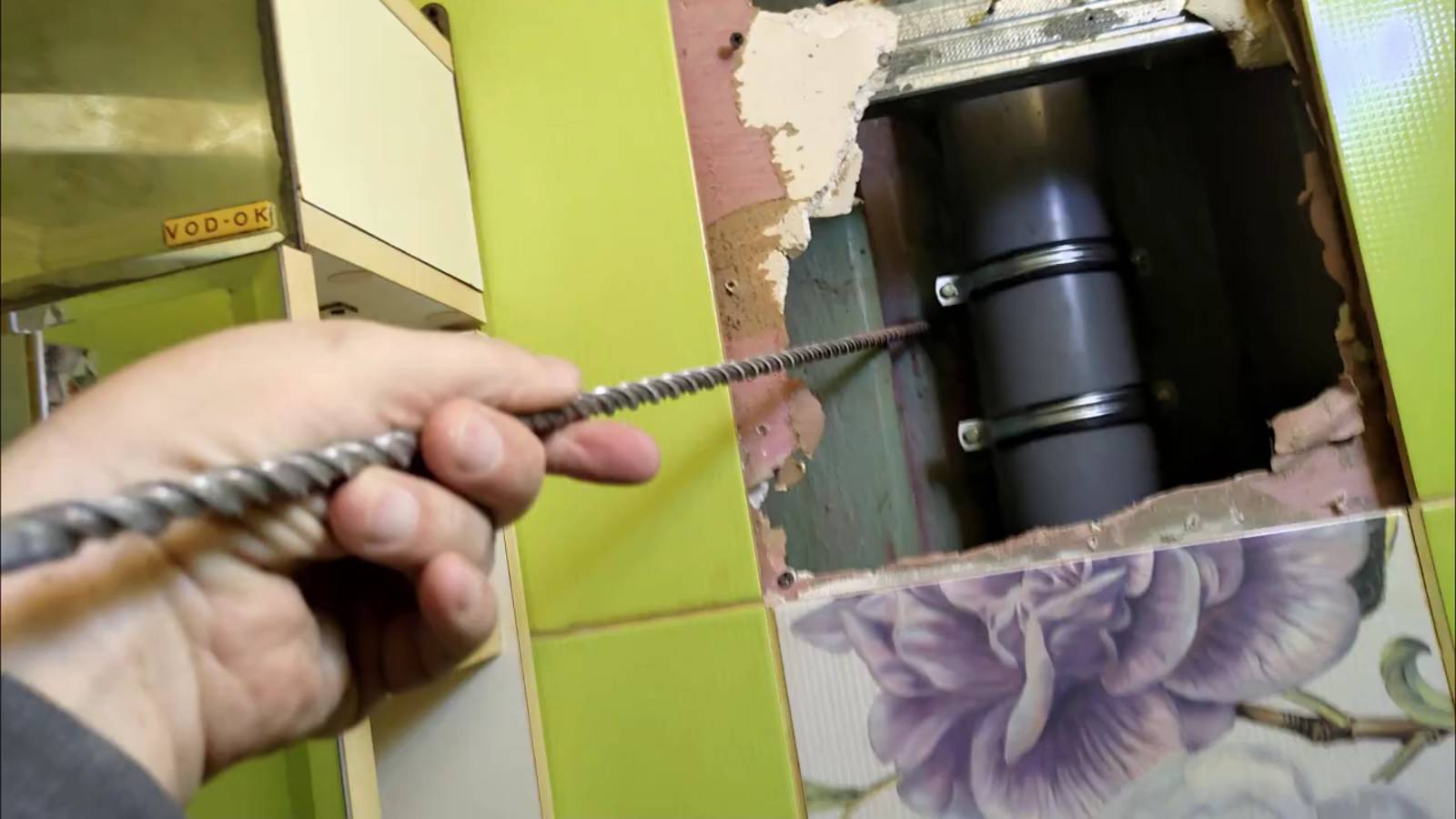 Простой способ исправить болтающуюся трубу в стене!