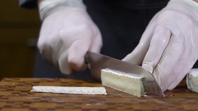 Закуска с камамбером и грушей