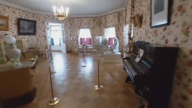 Петергофские дачники в фермерском дворце.