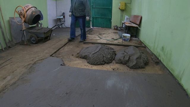 Бетонный пол в гараже.